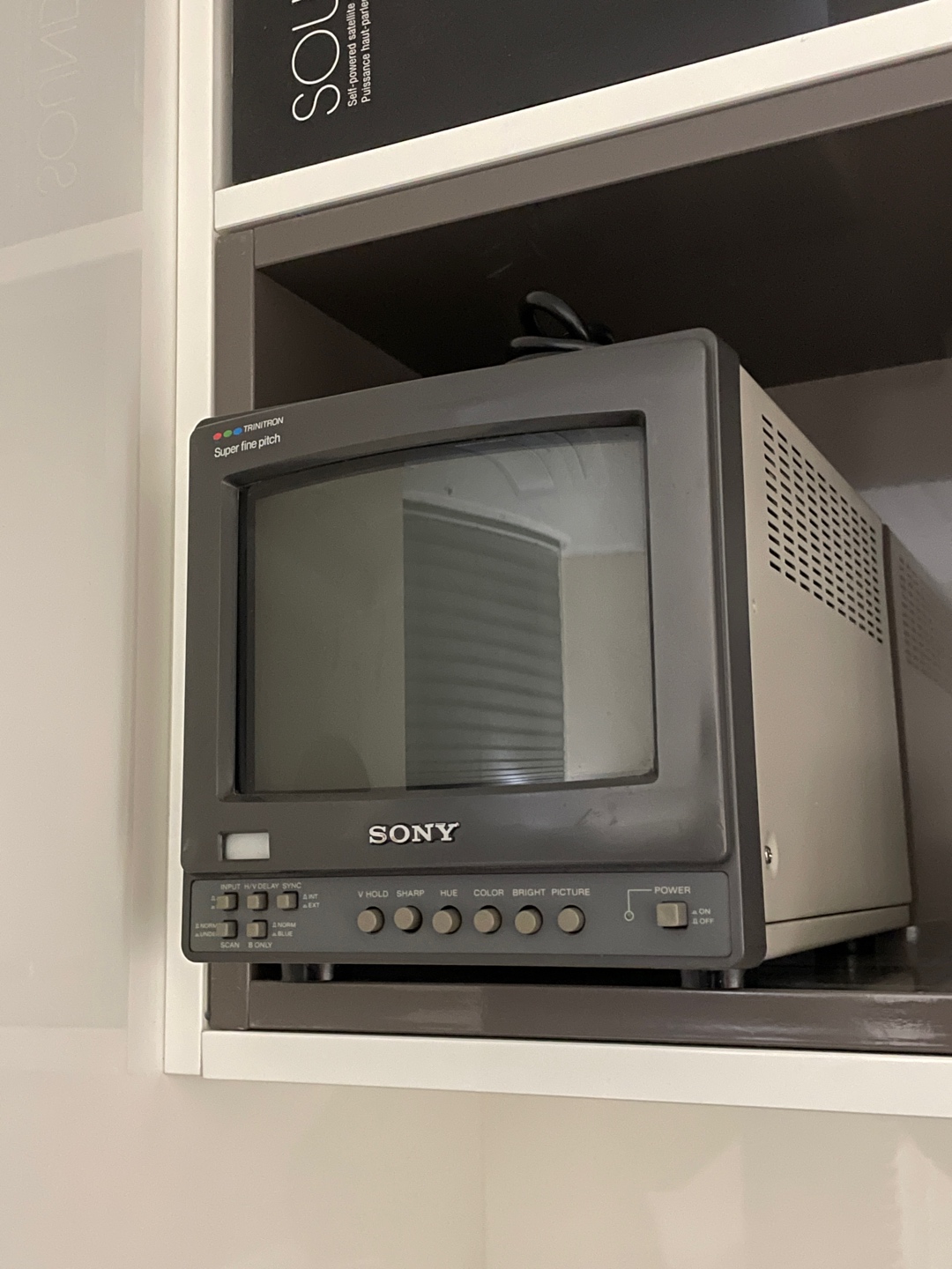 VCR용으로 사용되던 소니 트리니트론 모니터입니다 | 콜리(Colley)