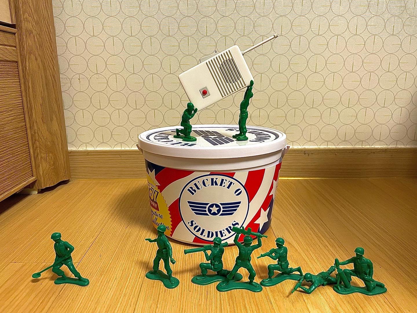 'BUCKET O SOLDIERS' | 콜리(Colley)