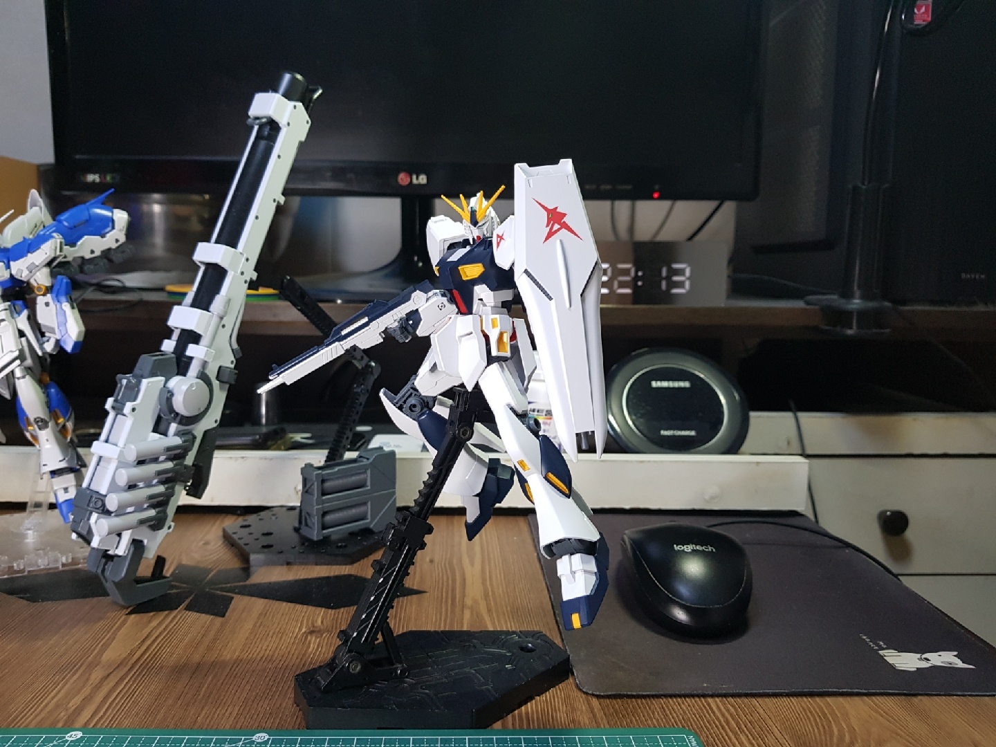 반다이 EG RX-93 뉴 건담 | 콜리(Colley)