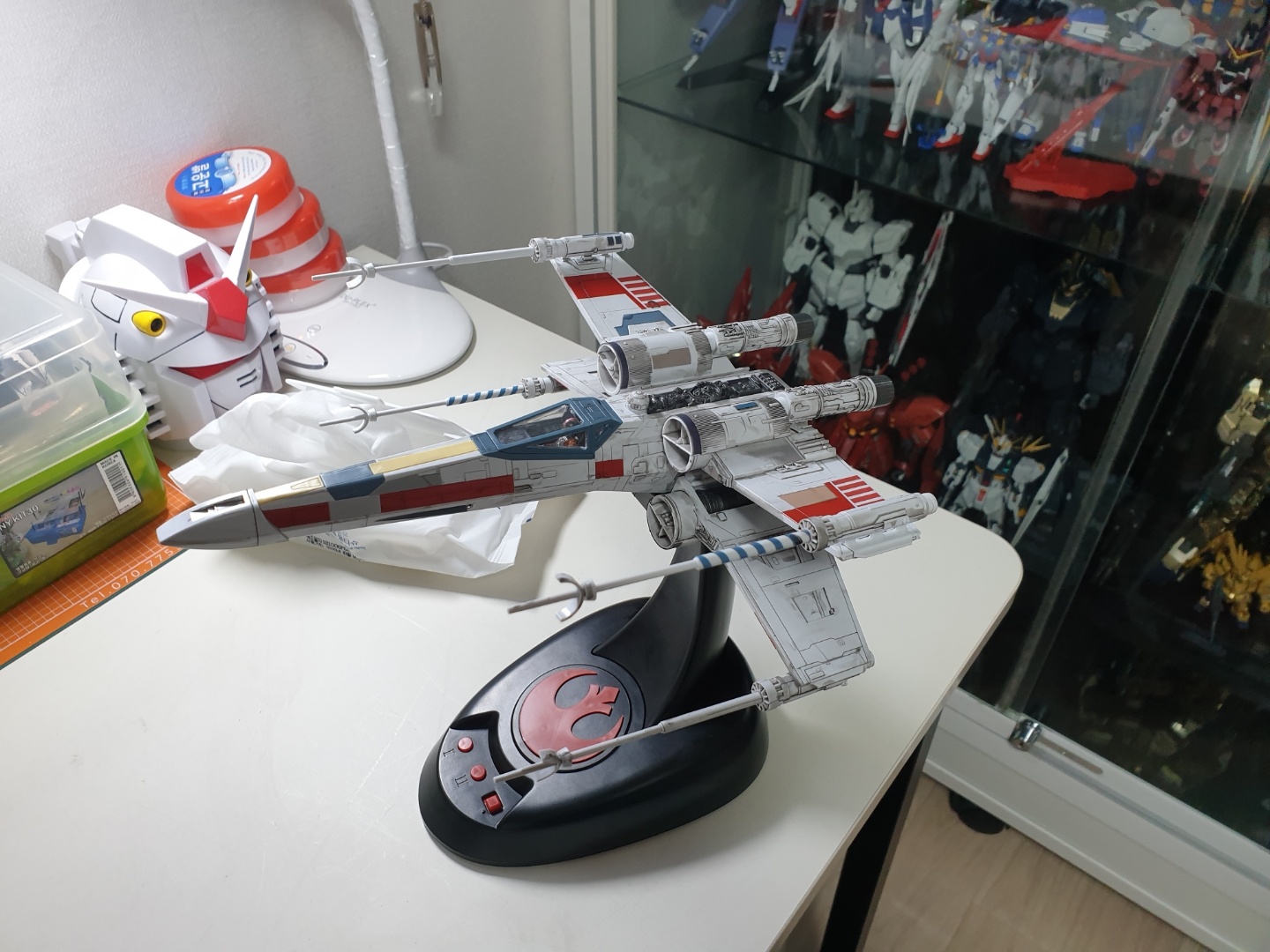 스타워즈 지인이 선물해준 스타워즈 전투기 인젝션킷 가격이 좀 과하다는 느낌 사운드 엘이디 날개 위아래로 동작 웨더링을 좀해봤는데 그냥저냥 볼만하네요 콜리colley