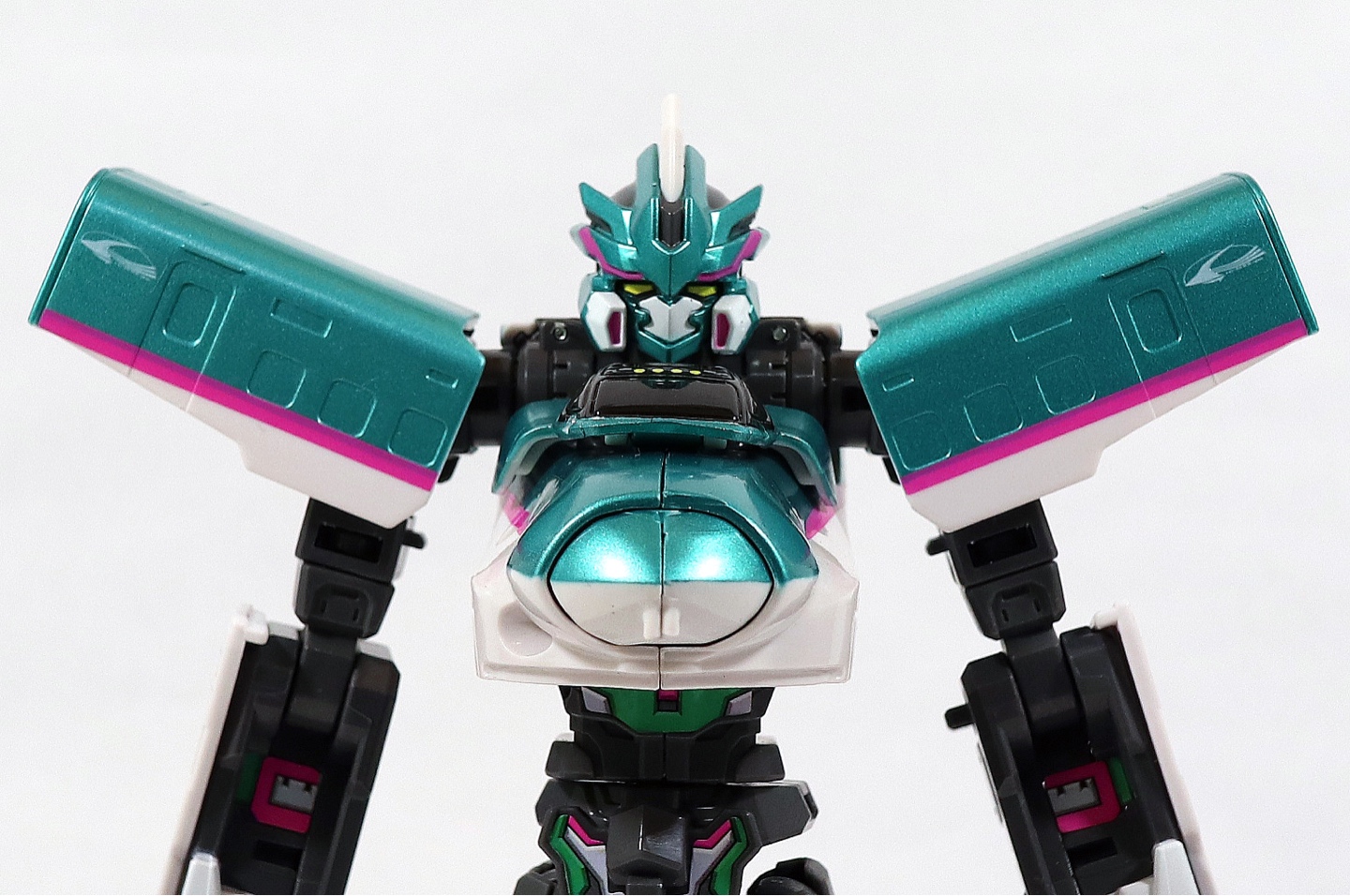 최근에 급 뽐뿌받아 구한 ‘미래열차 레일봇z 의 주인공인 ‘e5 팔콘 입니다 D 기차가 로봇으로 변신하는 제품인데 가동성도 좋고 프로포션이 좋아서 마음에 드네요 ☺️