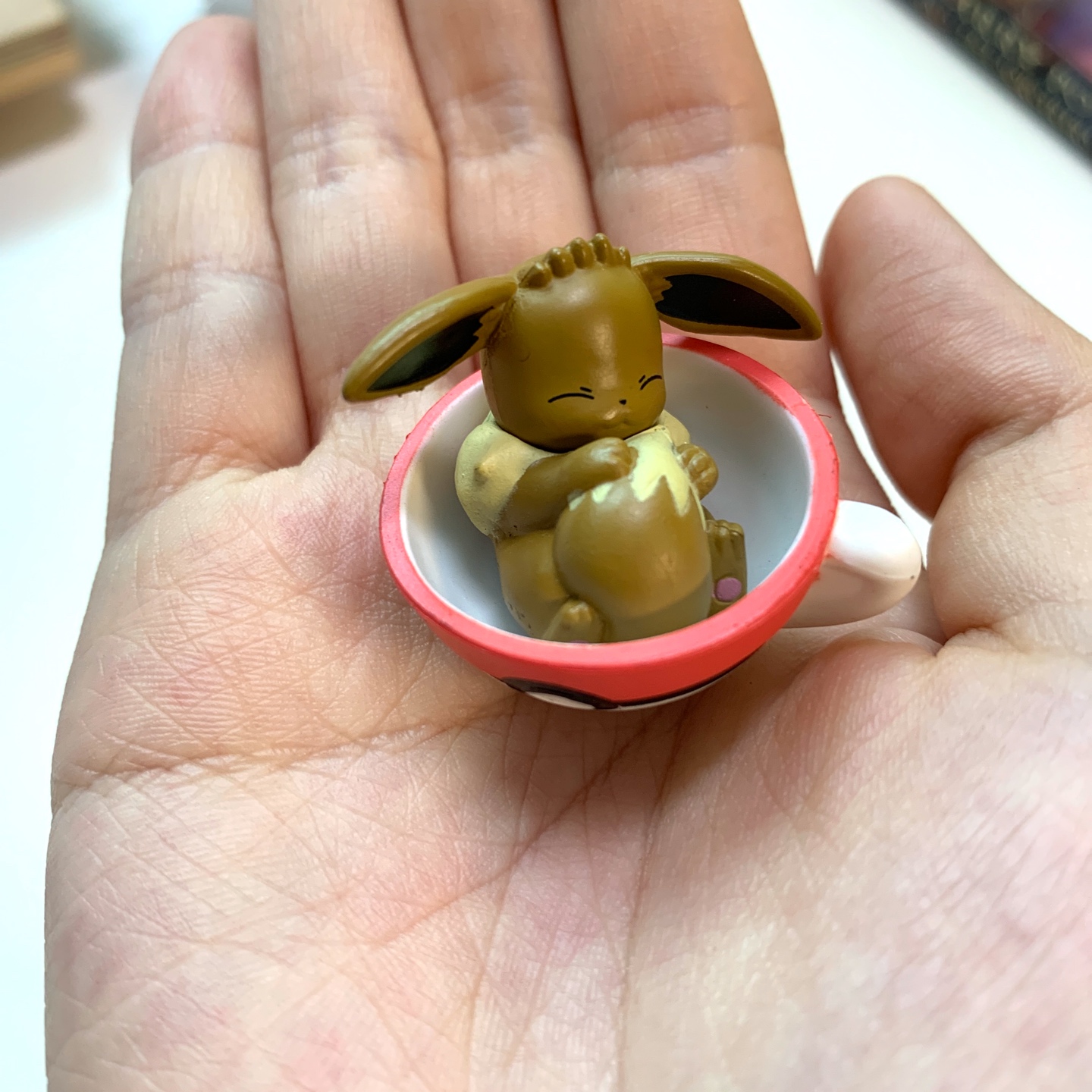 잠자는 이브이 가챠 | 콜리(Colley)