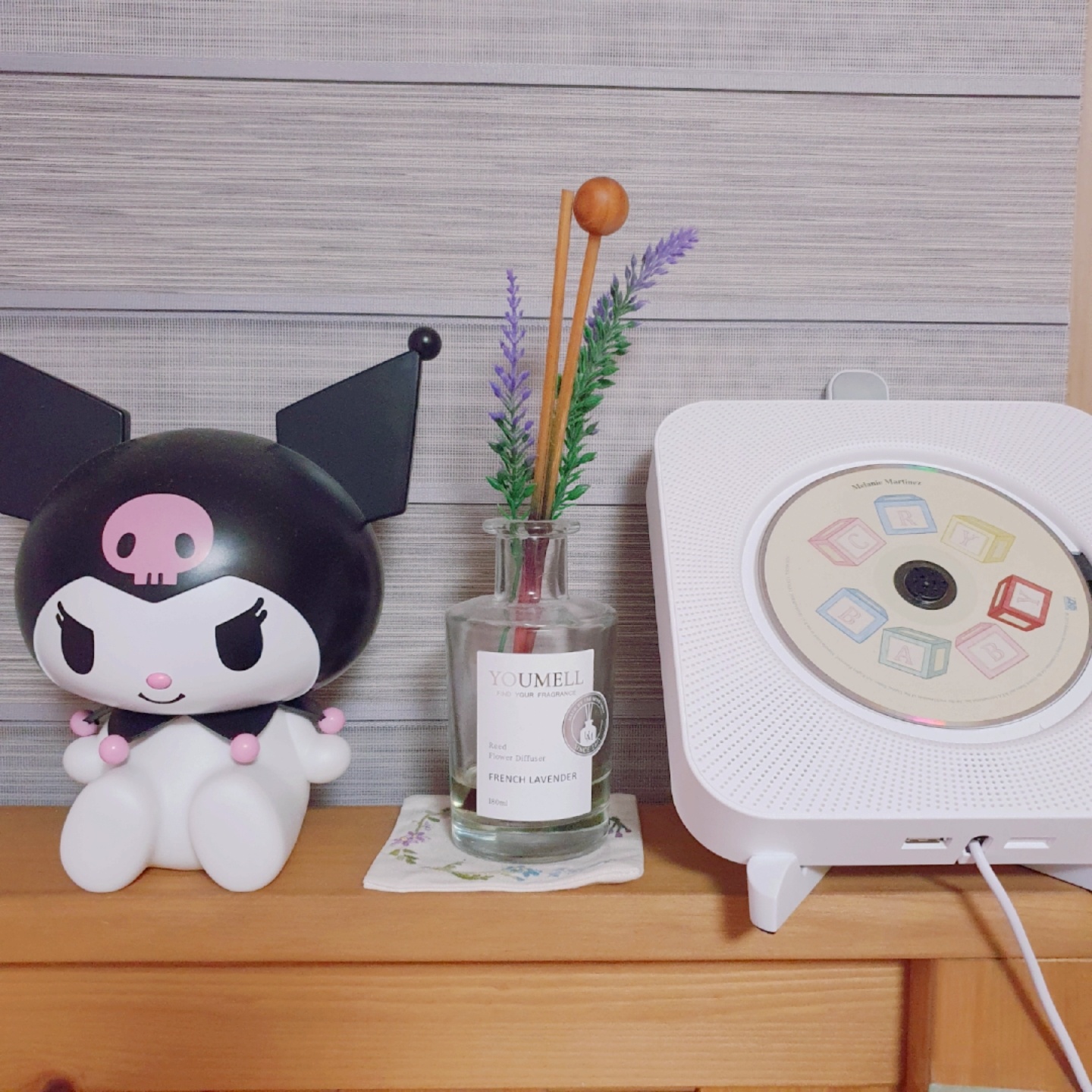 침대 머리맡의 작은 세계😚💜🖤💛🤍 | 콜리(Colley)