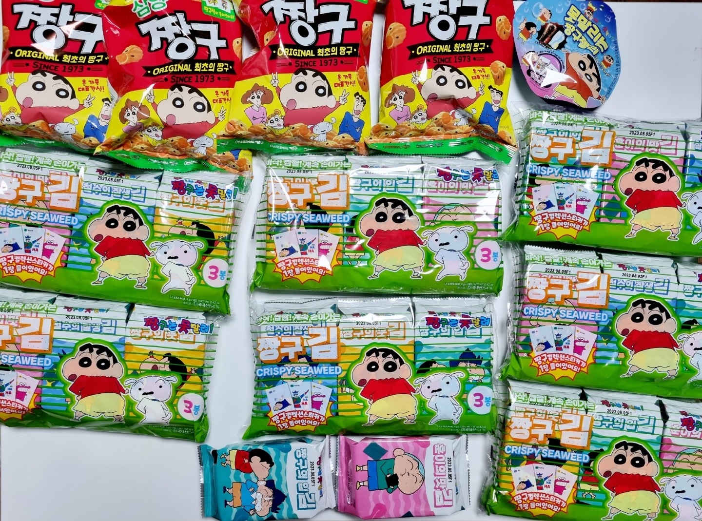 짱구의 웃김 입김 맛있어요! GS더프레시에서 7봉지 예약해서 구매했어요 3봉×7=21봉이에요 짱구 훈이 철수끼리 모아봤어요!!! 스티커는...다양한 종류로 모을 수 있을것 ...