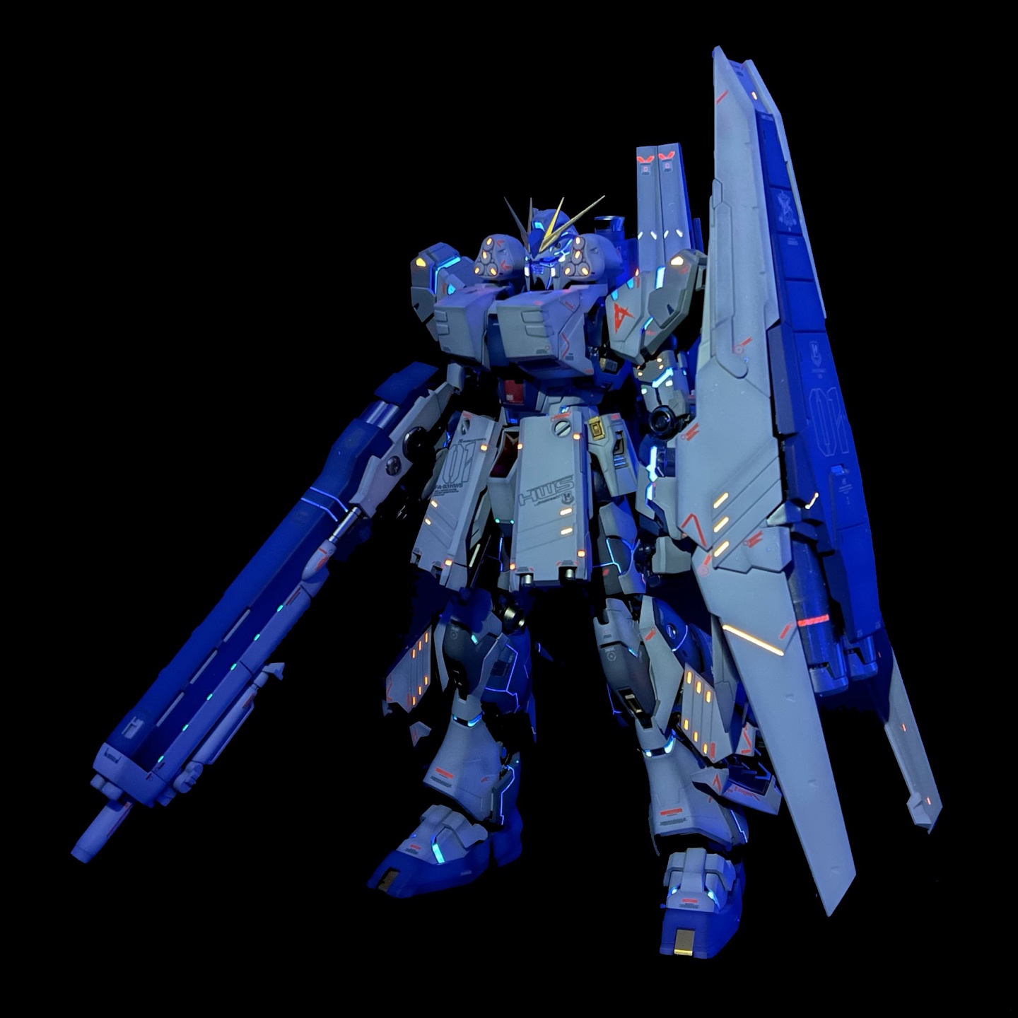 동생에게 선물한 MG 뉴 건담 HWS의 야간 촬영 사진입니다. | 콜리(Colley)