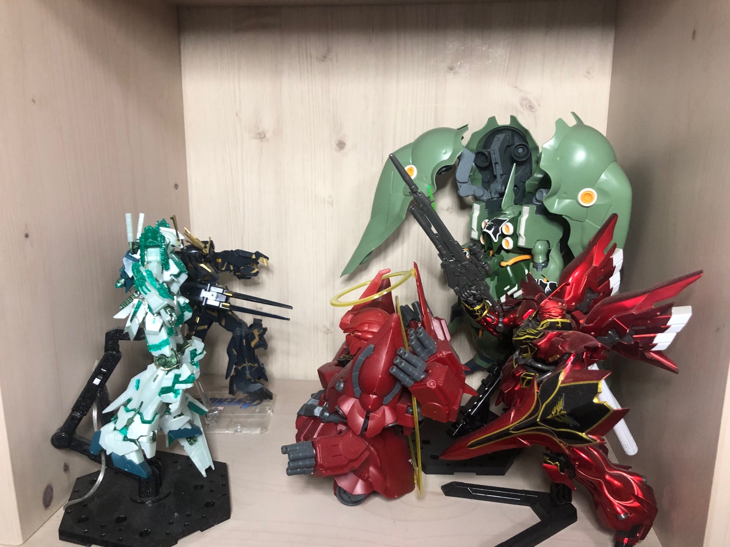 유니콘led작업,밴시 금색도색을 하였고 나머지는 순정으로 뒀는데 시난주는 코팅킷이라 안 건드려도 예쁘네요 ㅋㅋ | 콜리(Colley)