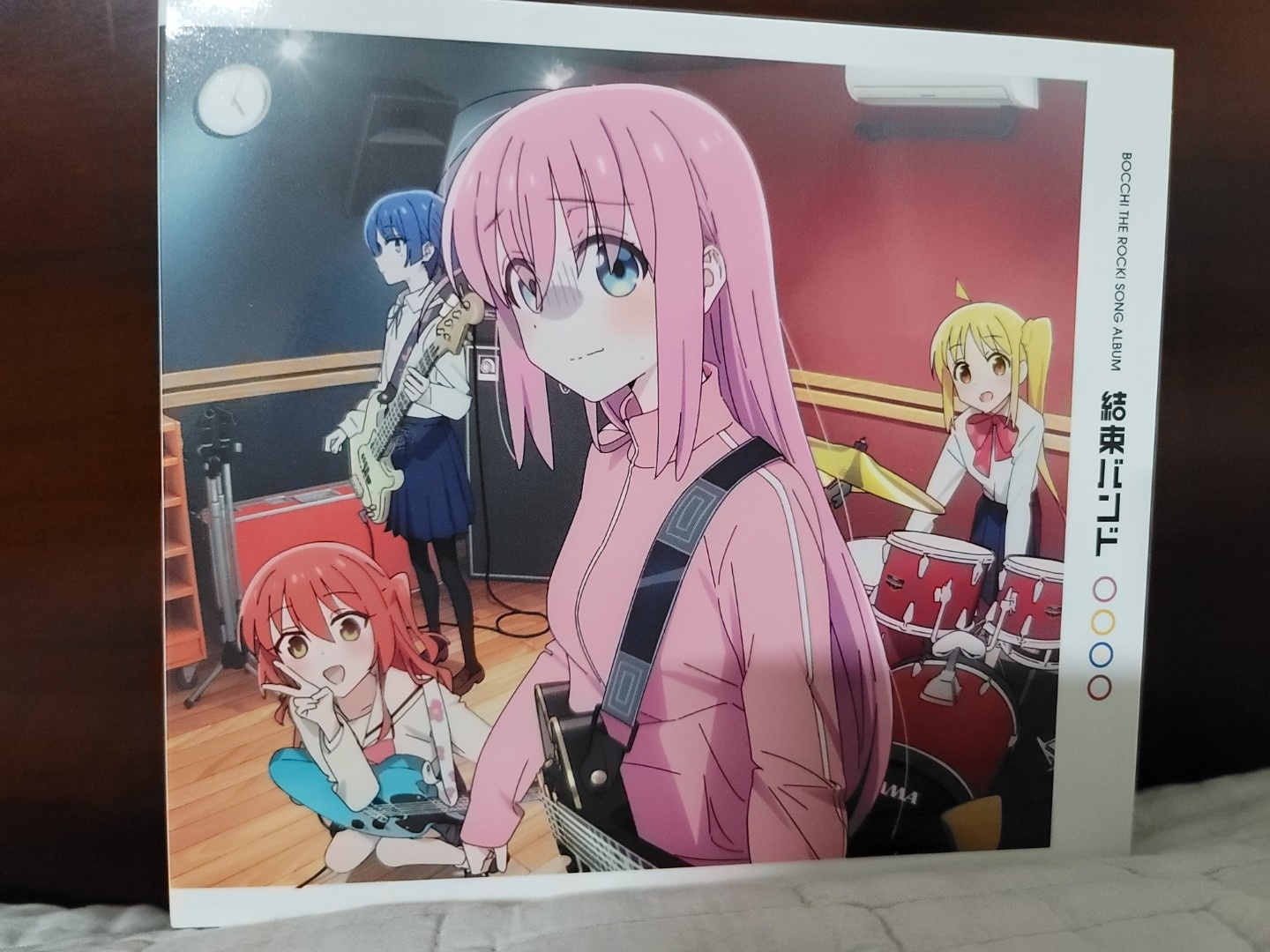 웁스시디라는 일본음반 대행사이트를 뒤적뒤적 거리다가 바로 구매했고 어제 도착했다. 즉 일본 직수입반. 어제는 늦은 시간이어서 못 듣고 오늘 들어봤는데 좋네. 트랙리스트는 ...