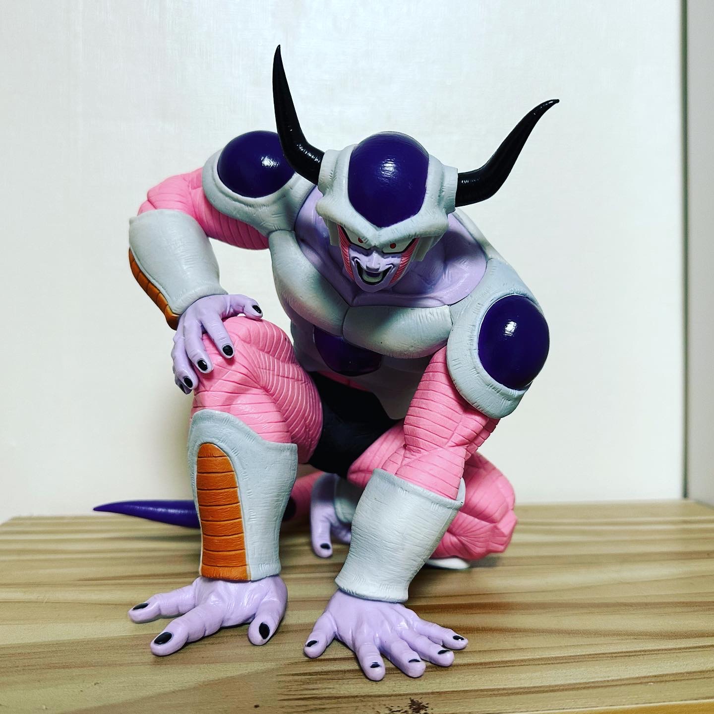 적당한 크기의 2단계 변신 프리저가 드디어 피규어로 출시되어 업어왔습니다 대학생때부터 나왔으면한 제품인데 가지게 되어 너무 좋네요 조형도 잘나와 너무 만족스러워요